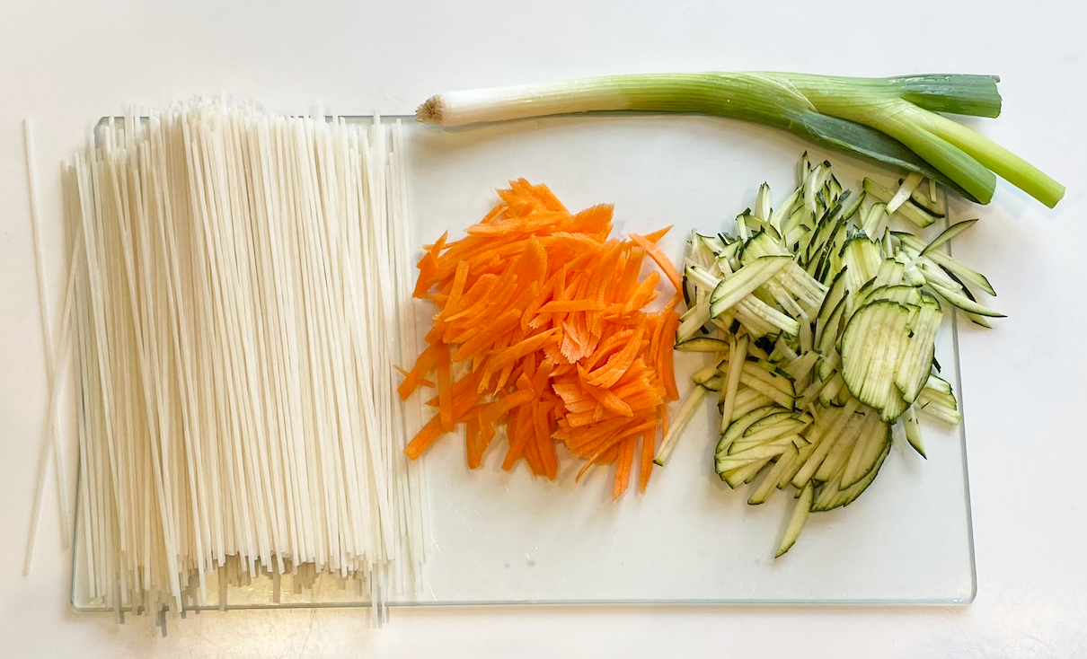 10 Minute Korean Soy Noodles (Ganjang Bibim Guksu) – Yum Around the World